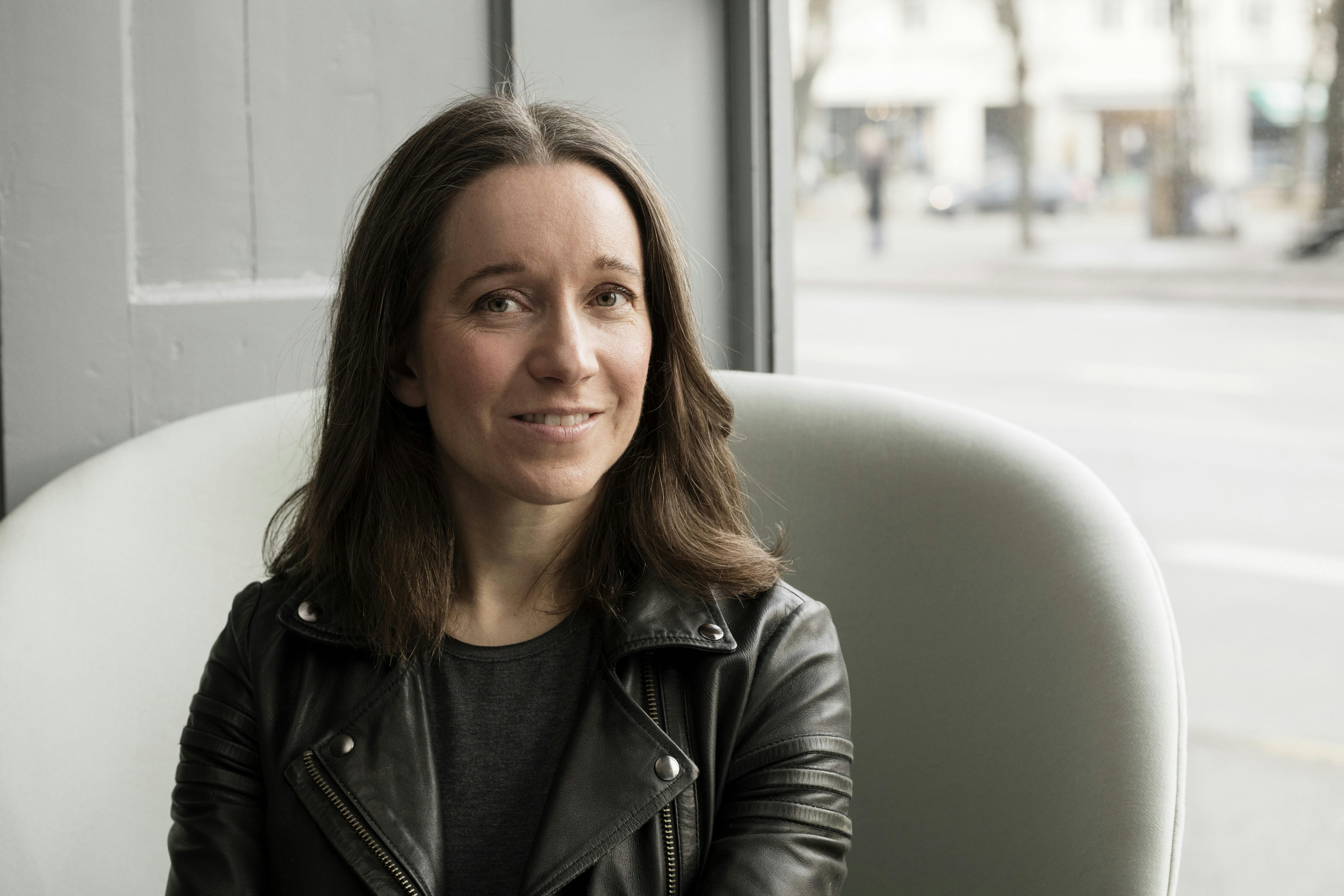 Amalie Langballe og Maja Lucas: "Der er noget absurd i det krav om ...