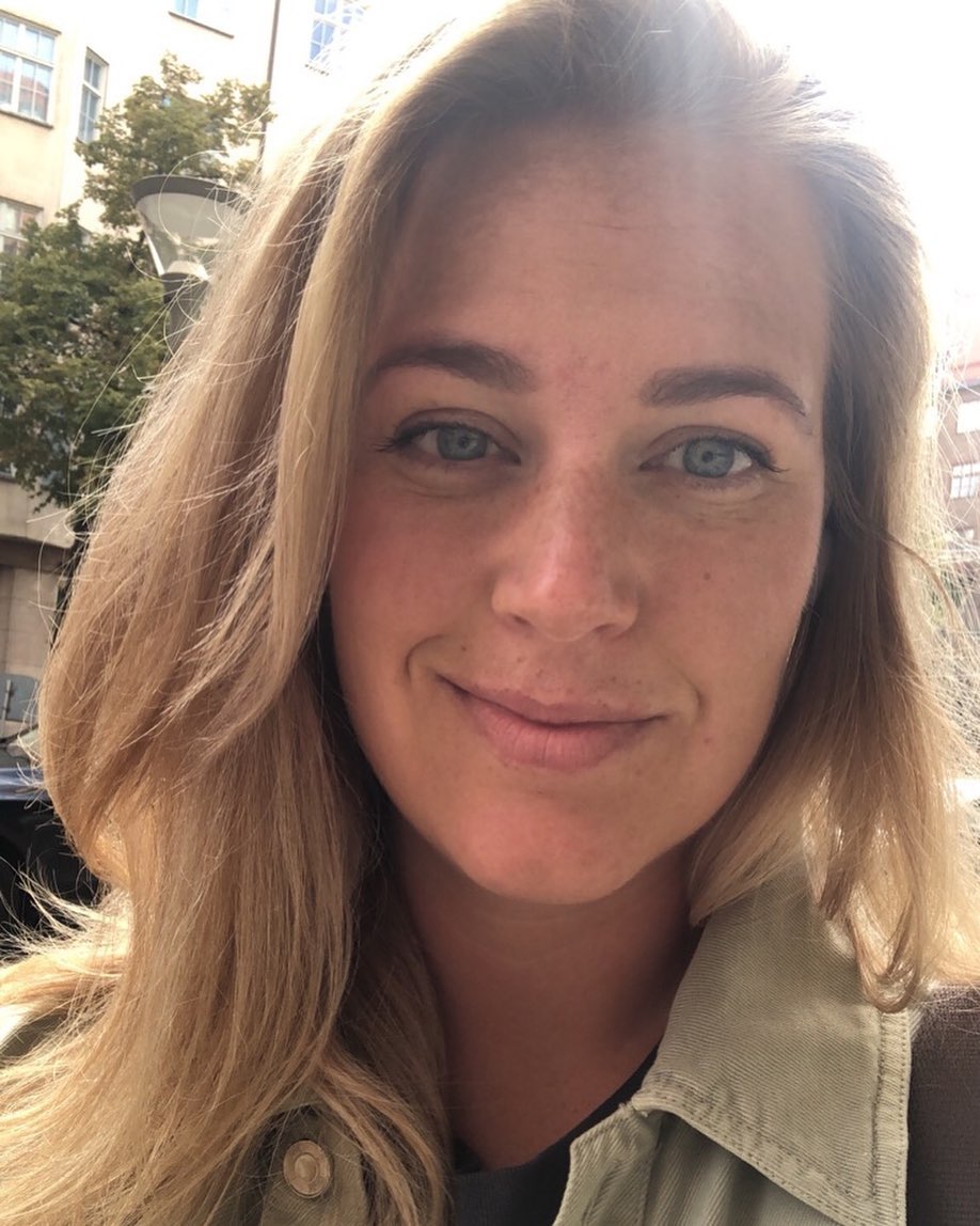 Amanda har brugt over 200.000 på at farve håret. Nu opfordrer hun andre ...