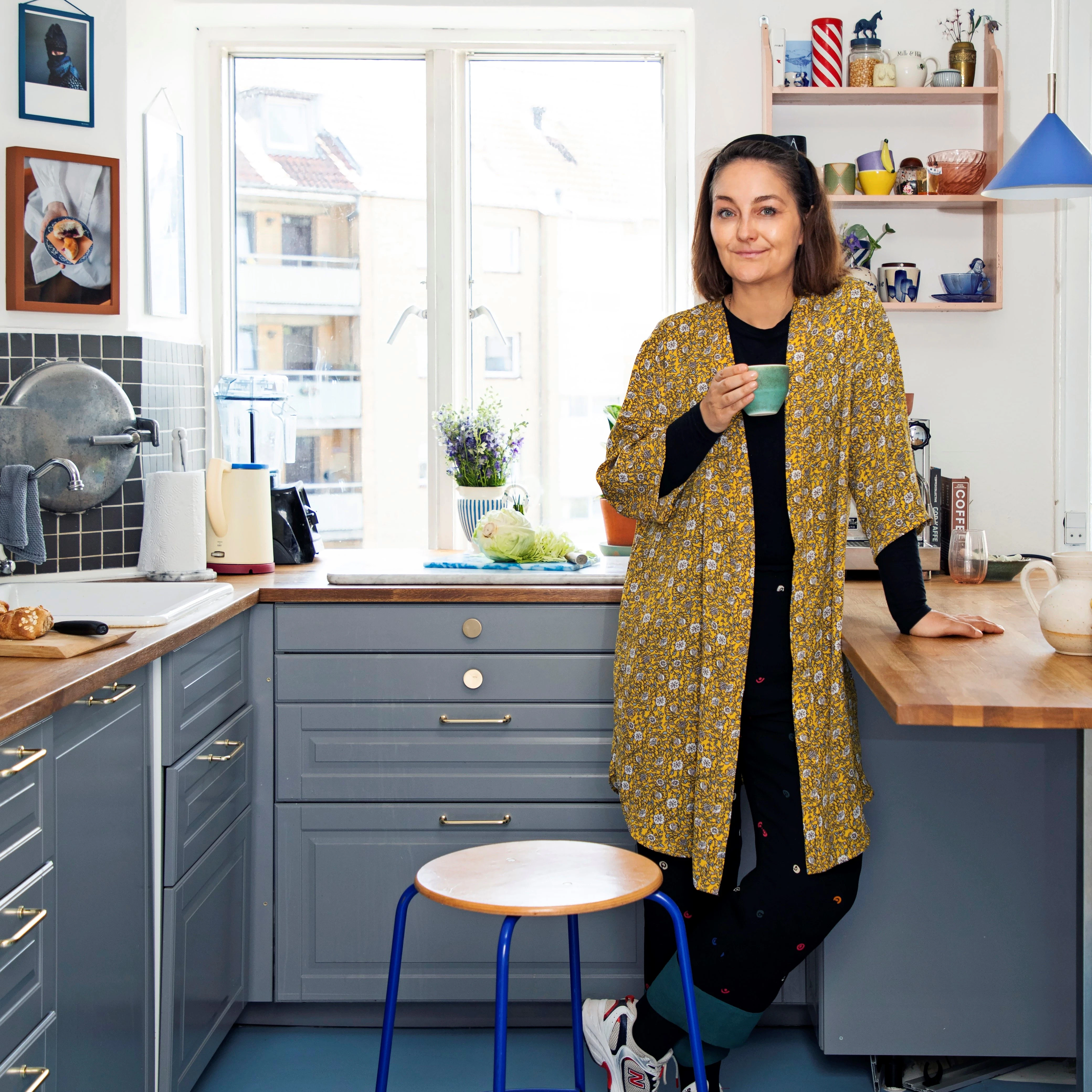 Dittes gæster vil helst hænge ud i hendes blå Ikea-køkken. Vi kan godt ...