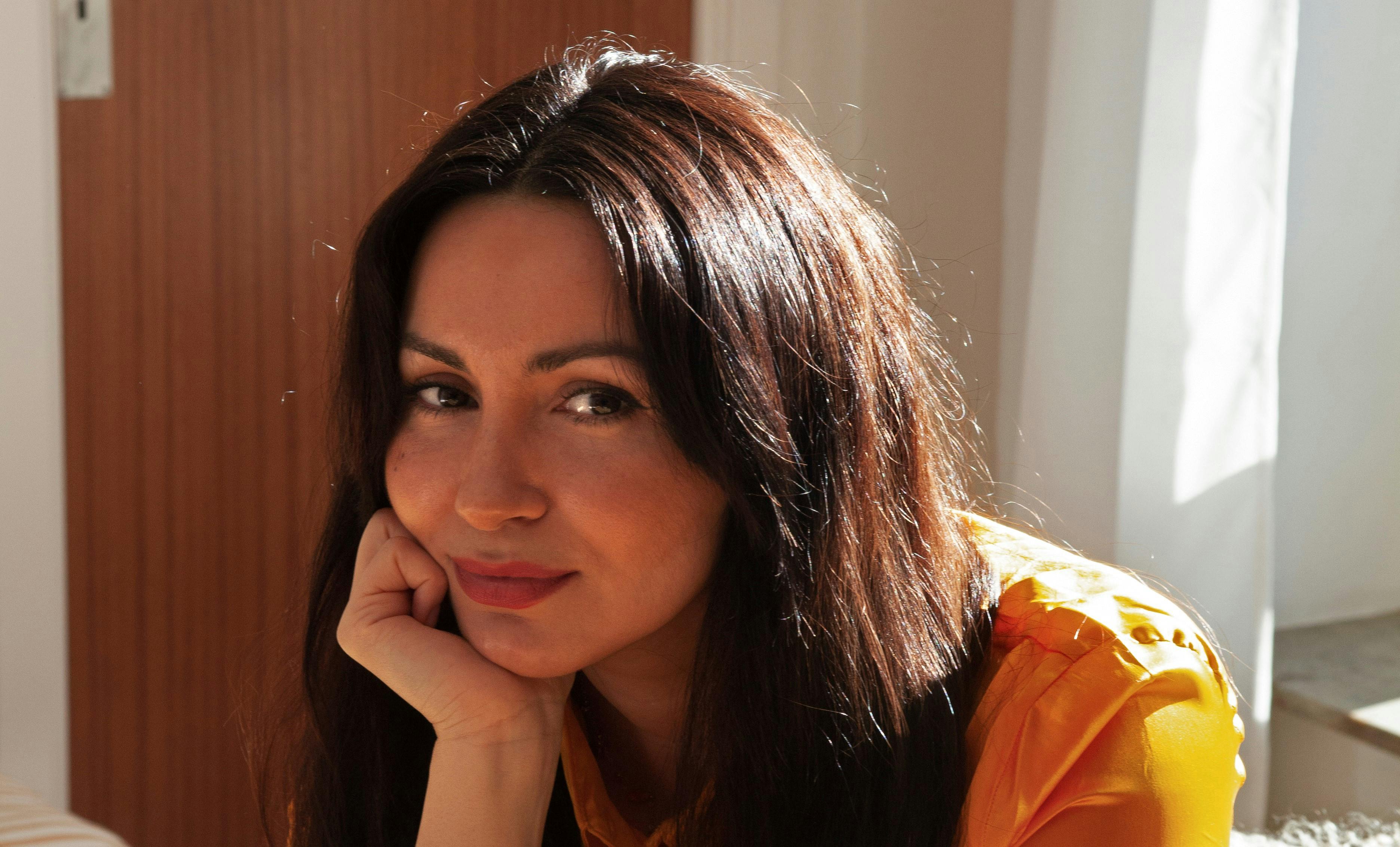 Der tikkede en besked ind på Ahlams telefon. En af hendes kilder var ...