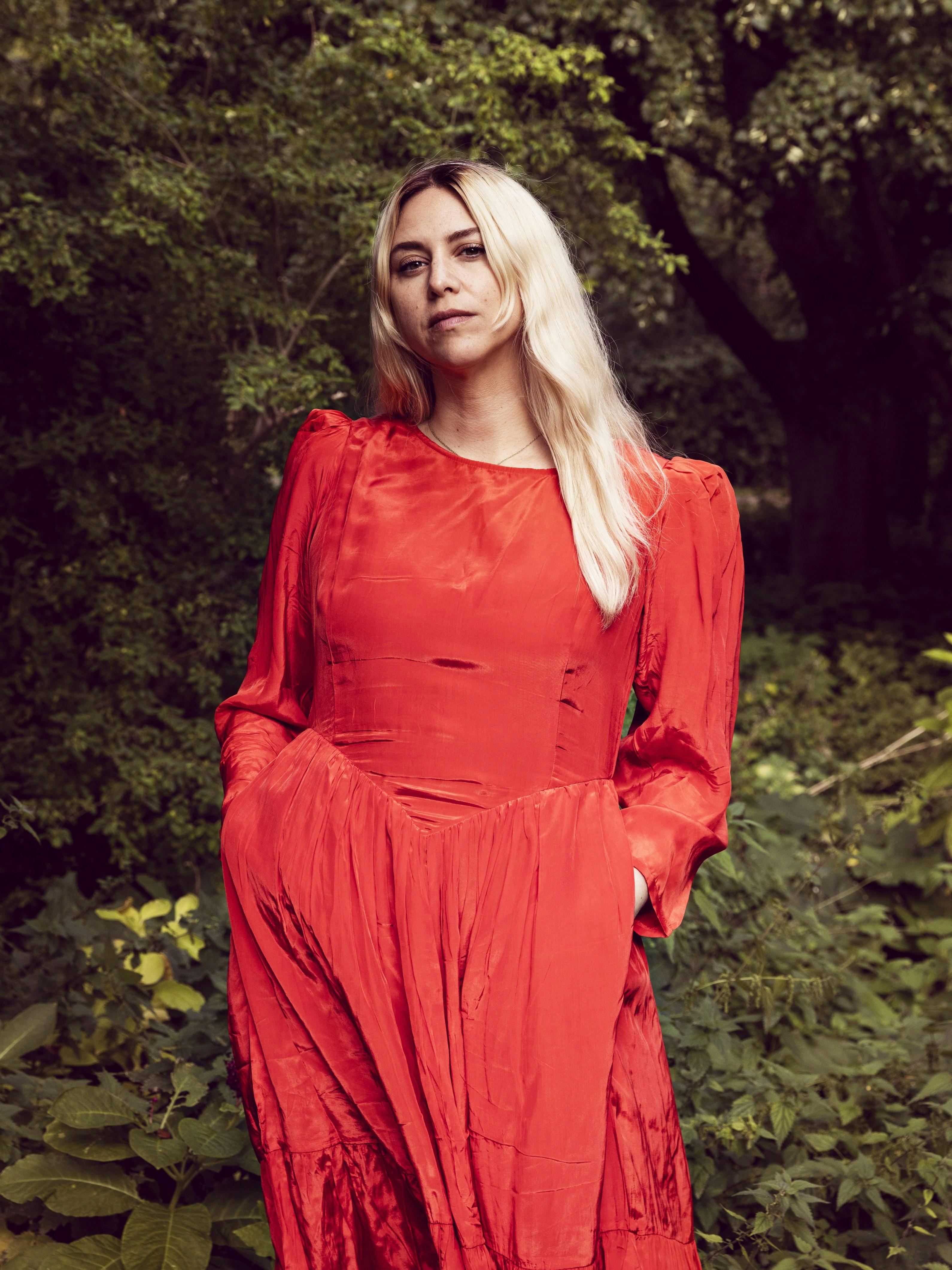 Hun har valgt det, fordi det føles rigtigt. Men det er også en trussel ...