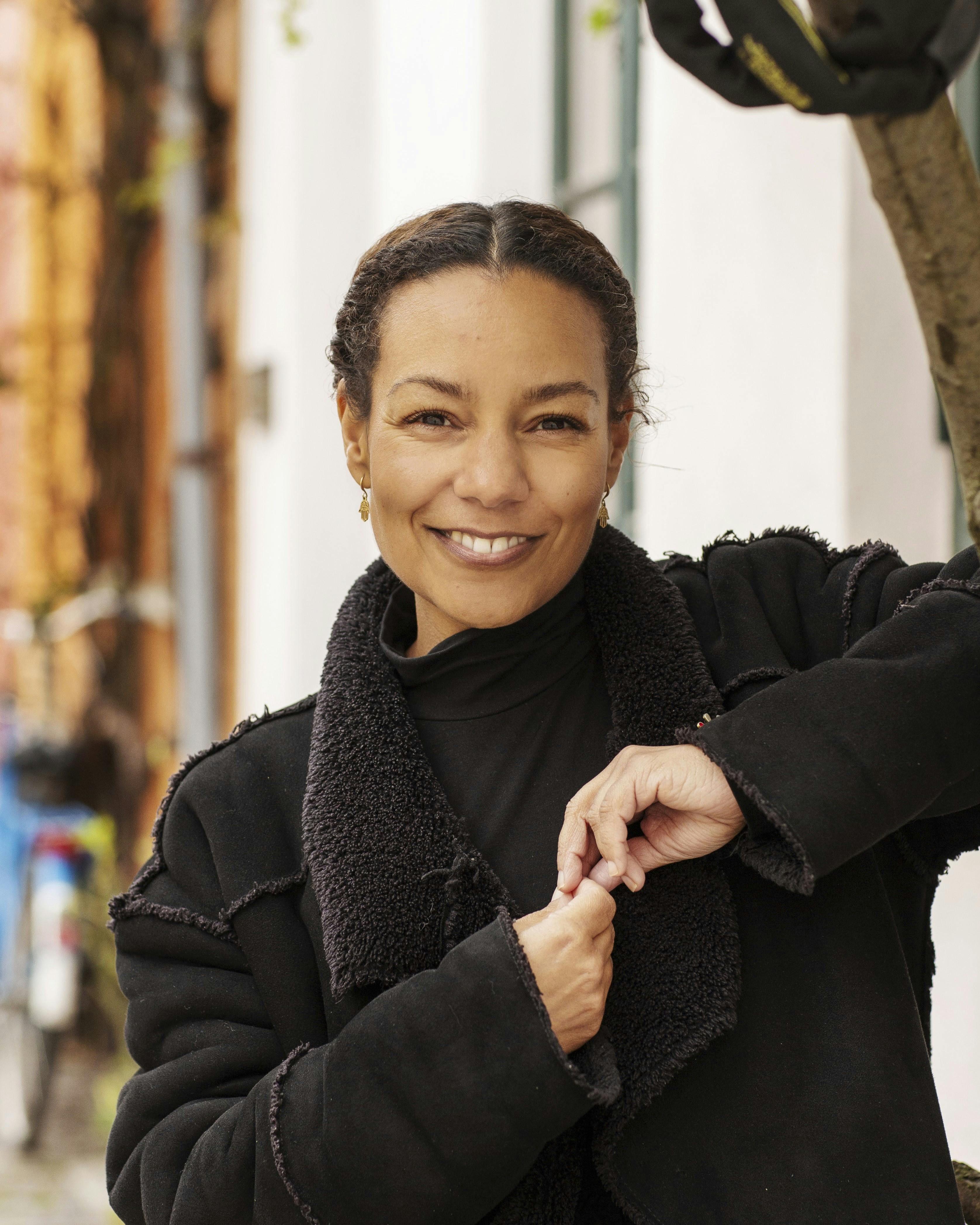 Hun kæmper om at komme først til verdens ende med sin søn. Der er én ...