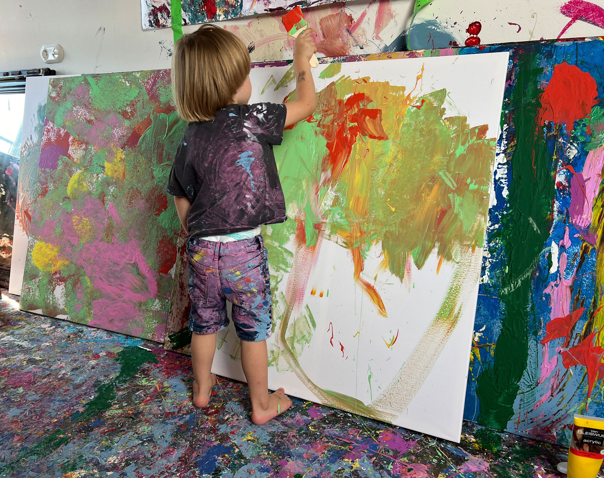 2-årig tysk maler bliver kaldt “mini Picasso”: Sælger sine billeder for ...