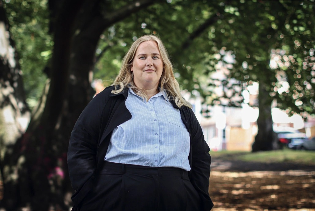 Hun sidder for sig selv og spiser, da en kvinde kommer forbi. Med ét ...