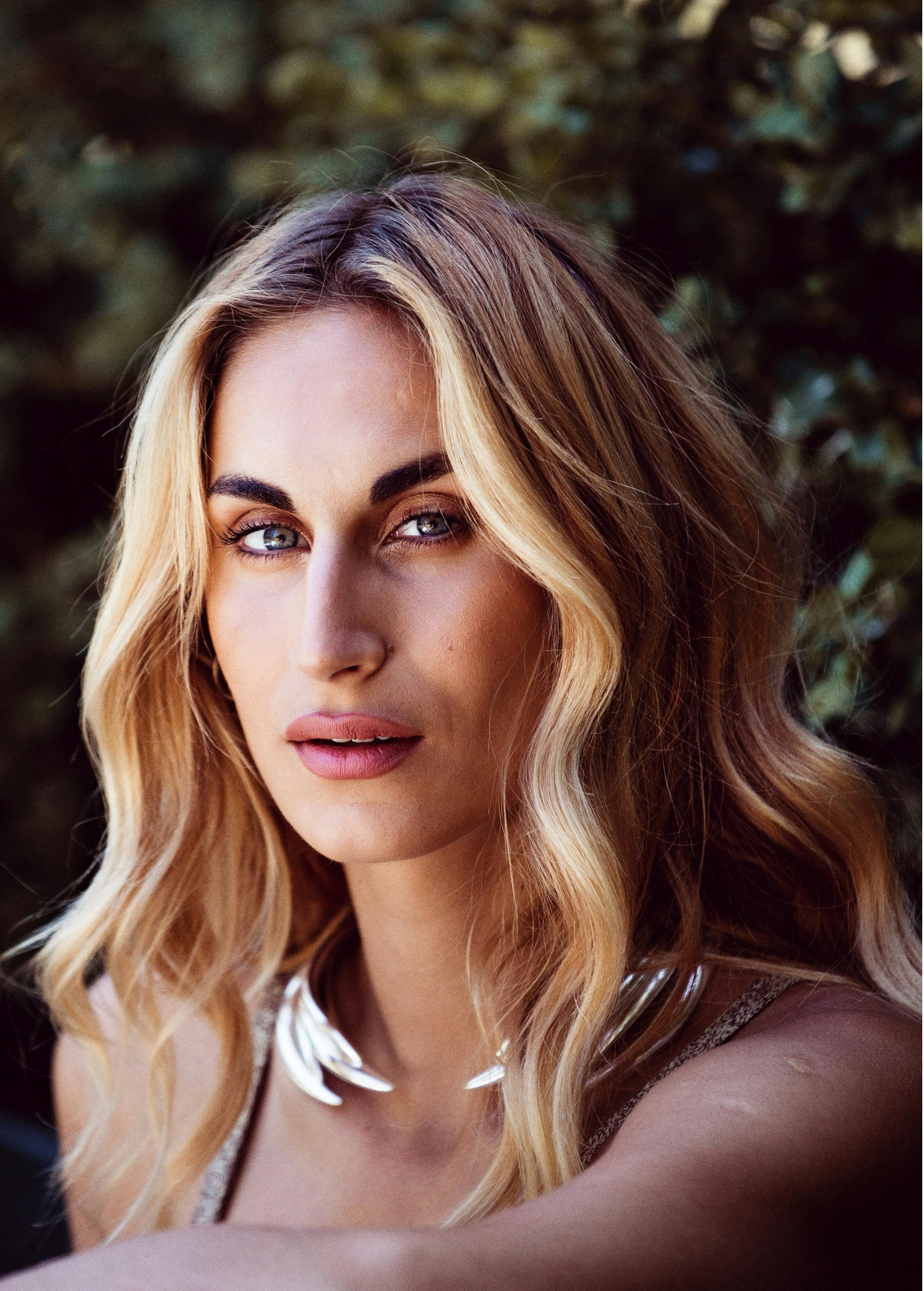 May Lifschitz: Jeg lå i et lille mørkt kammer, da de tre chefer kom ind ...