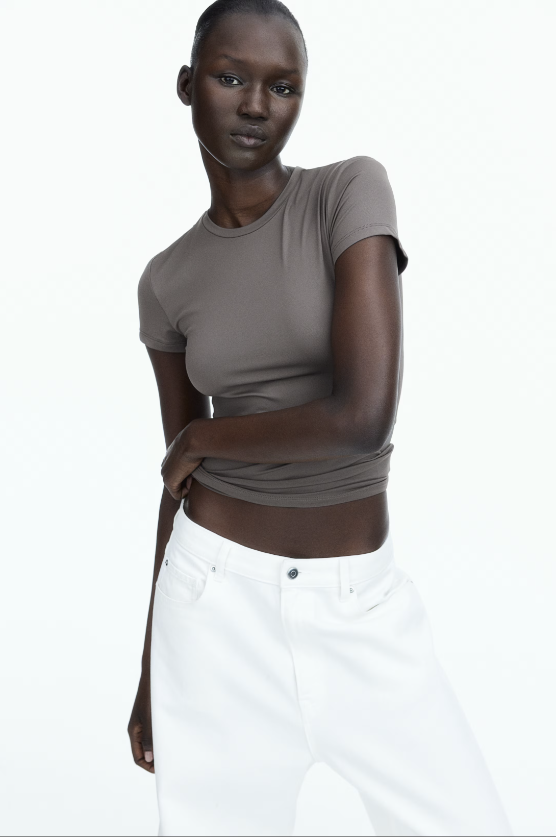 Her er H&M-T-shirten, der giver Skims' virale top kamp til stregen | Femina