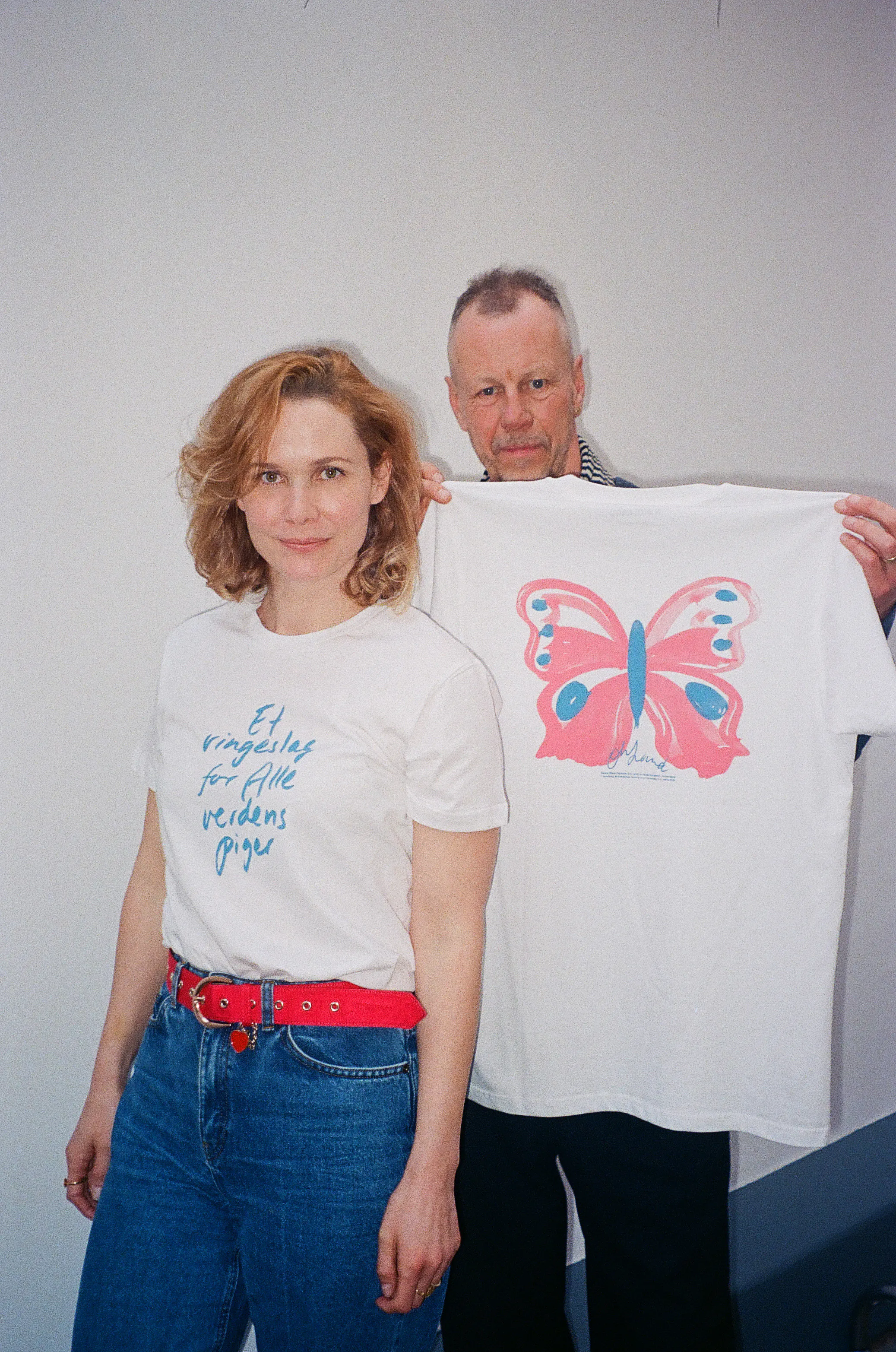 Oh Land og Mads Nørgaard lancerer t-shirt til fordel for pigers rettigheder