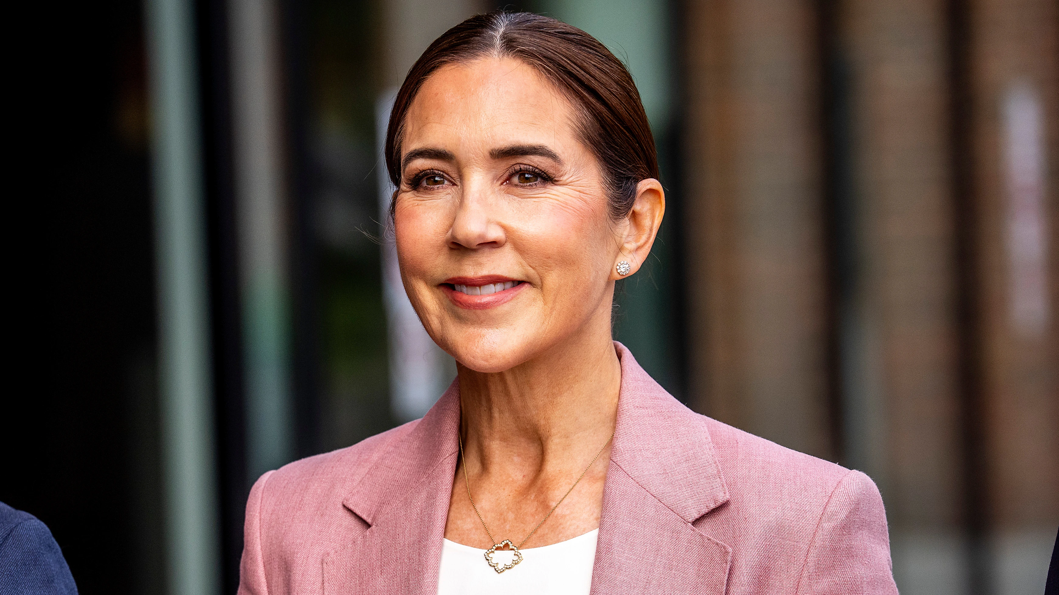 Dronning Mary stjæler opmærksomheden med rosa sæt | Femina