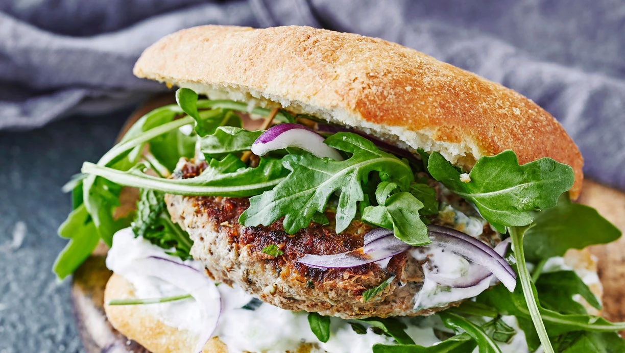Græsk kyllingeburger - Opskrift på lækker burger med kylling | femina