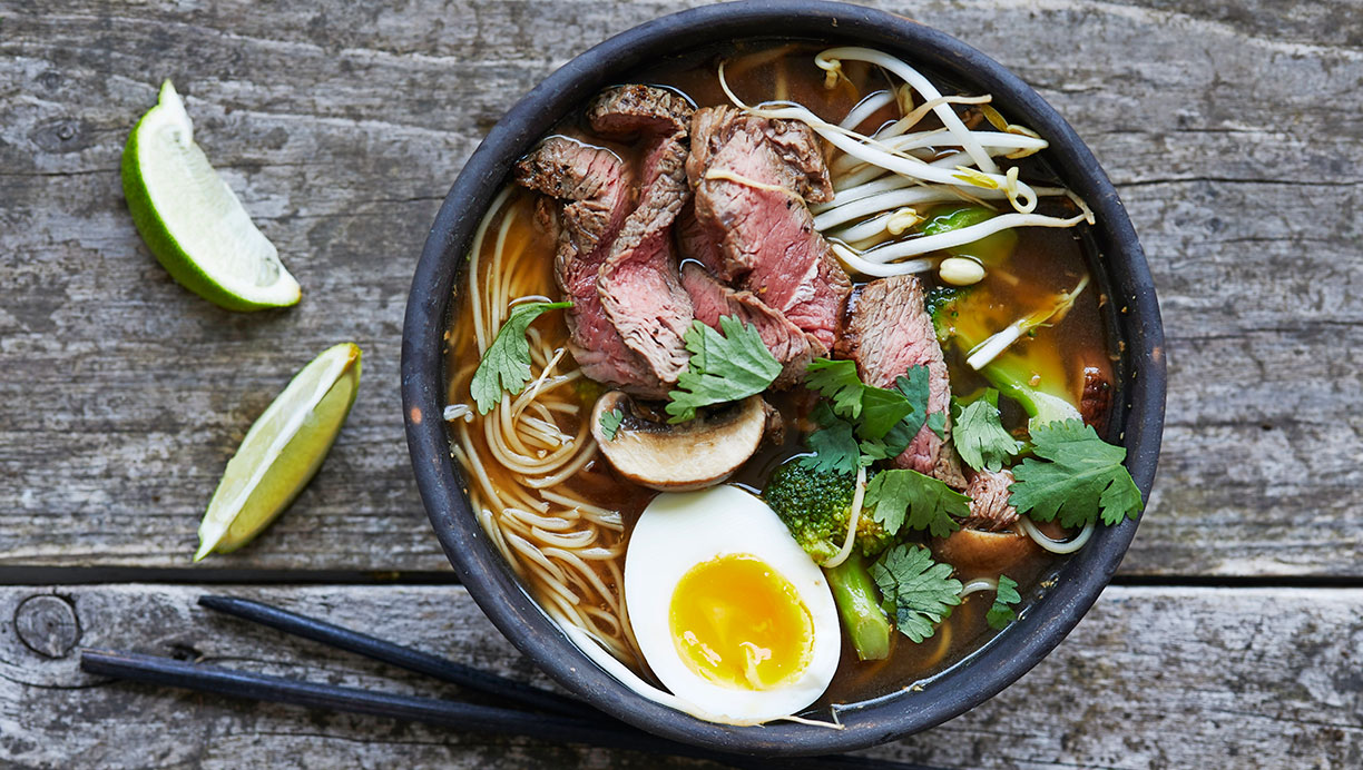 Hurtig ramensuppe - opskrift på ramen med bøf og æg | Femina